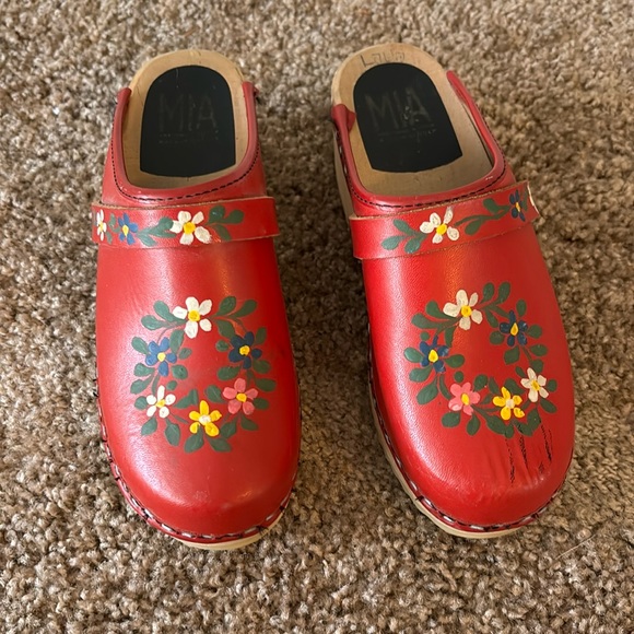 MIA | Shoes | Mia Anatomisk Botten Red Floral Clog | Poshmark